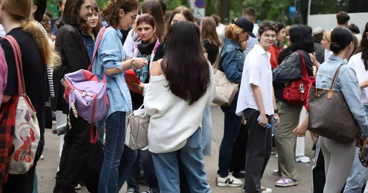 Parada modei la Bacalaureat. Cum s-au îmbrăcat liceenii de la Jean ...