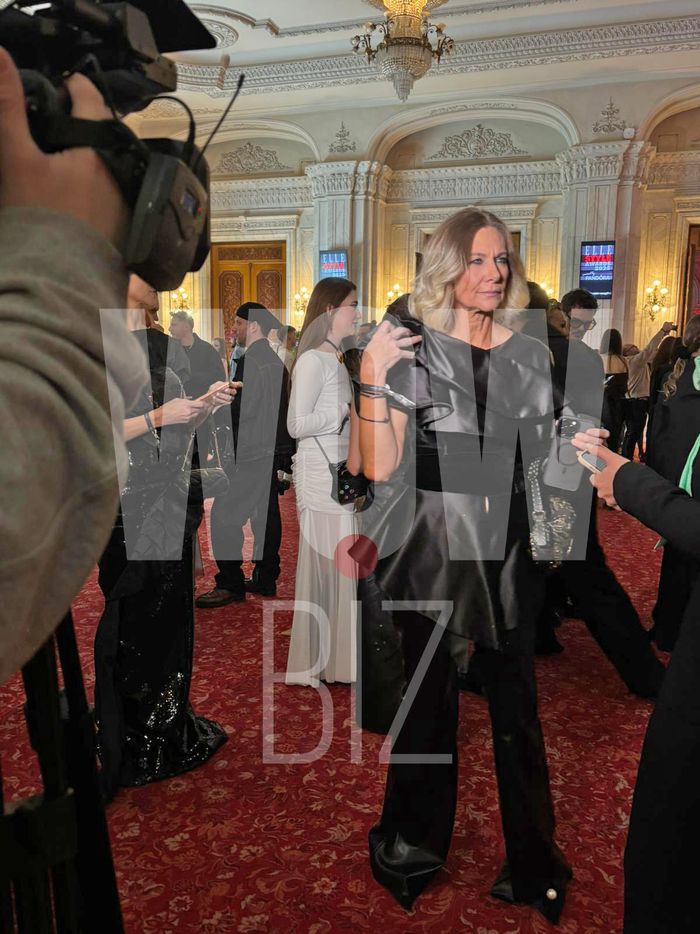 Spectacol pe covorul roșu la gala Elle România. Tania Budi, Doina ...