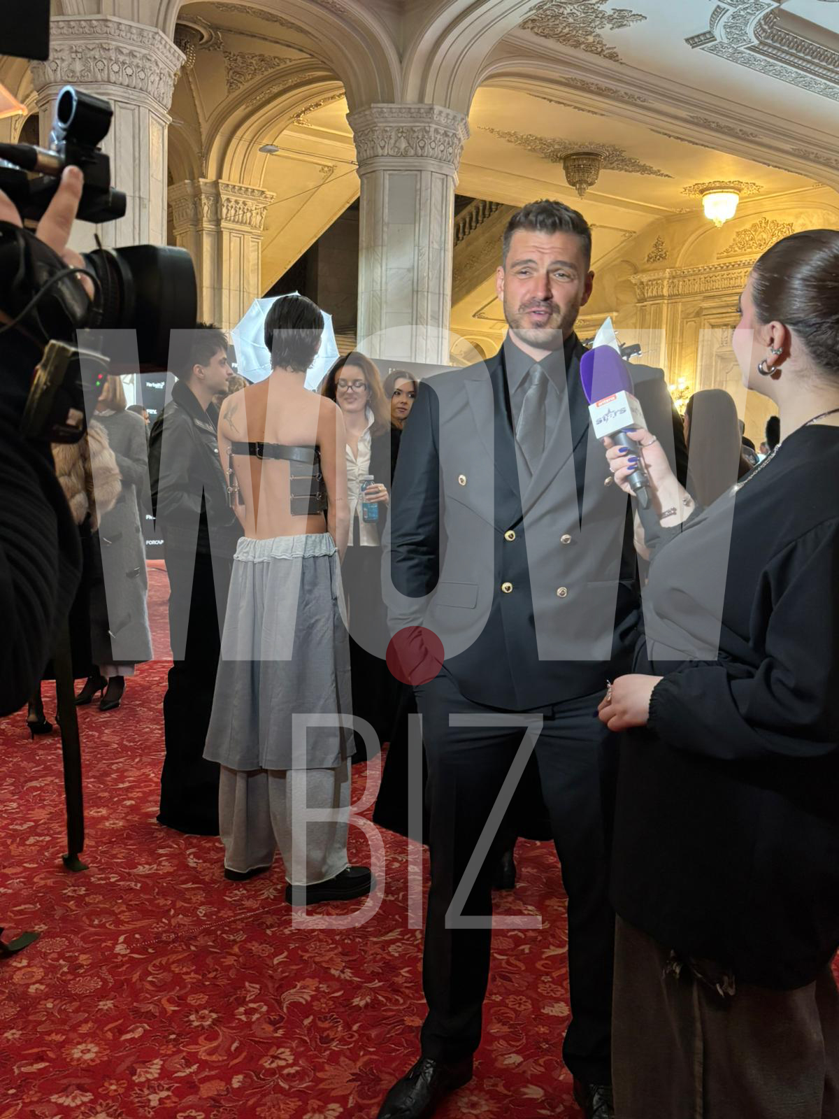 Spectacol pe covorul roșu la gala Elle România. Tania Budi, Doina ...