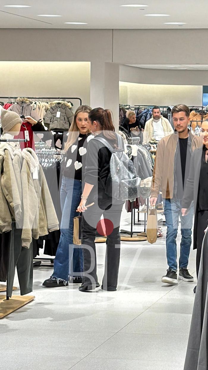 Andra, la shopping cu omul care îi e mereu aproape și nu, nu e soțul ei ...