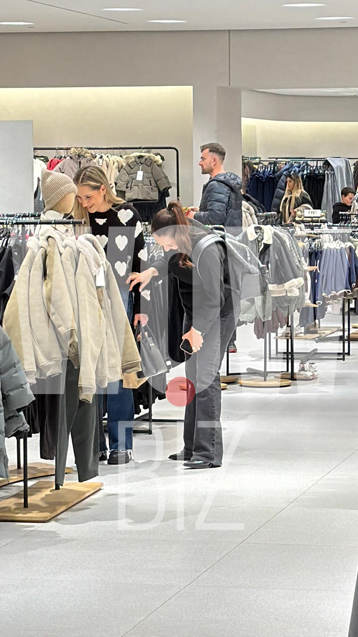 Andra, la shopping cu omul care îi e mereu aproape și nu, nu e soțul ei ...