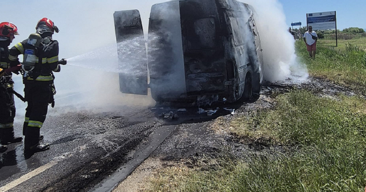 O autoutilitară a fost cuprinsă de flăcări pe DN 24. Pasagerii s-au ...