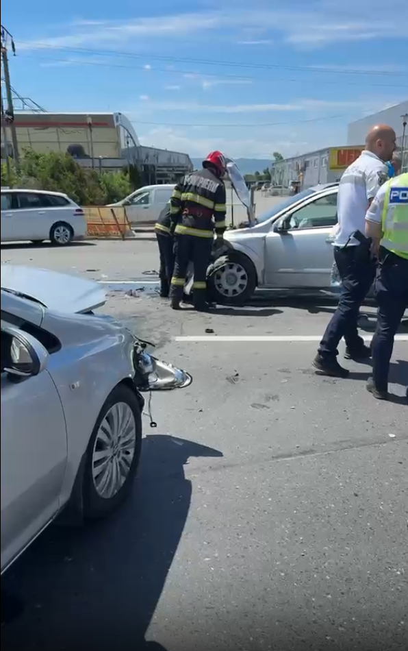 Incendiu puternic în Bolintin Vale. Flăcările au cuprins două ...
