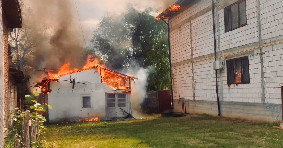 Incendiu puternic în Bolintin Vale. Flăcările au cuprins două ...