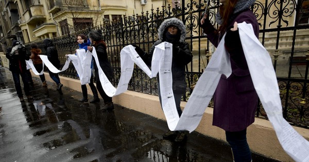 Studentii si-au scris revendicarile pe un sul de hartie de 100 de metri ...