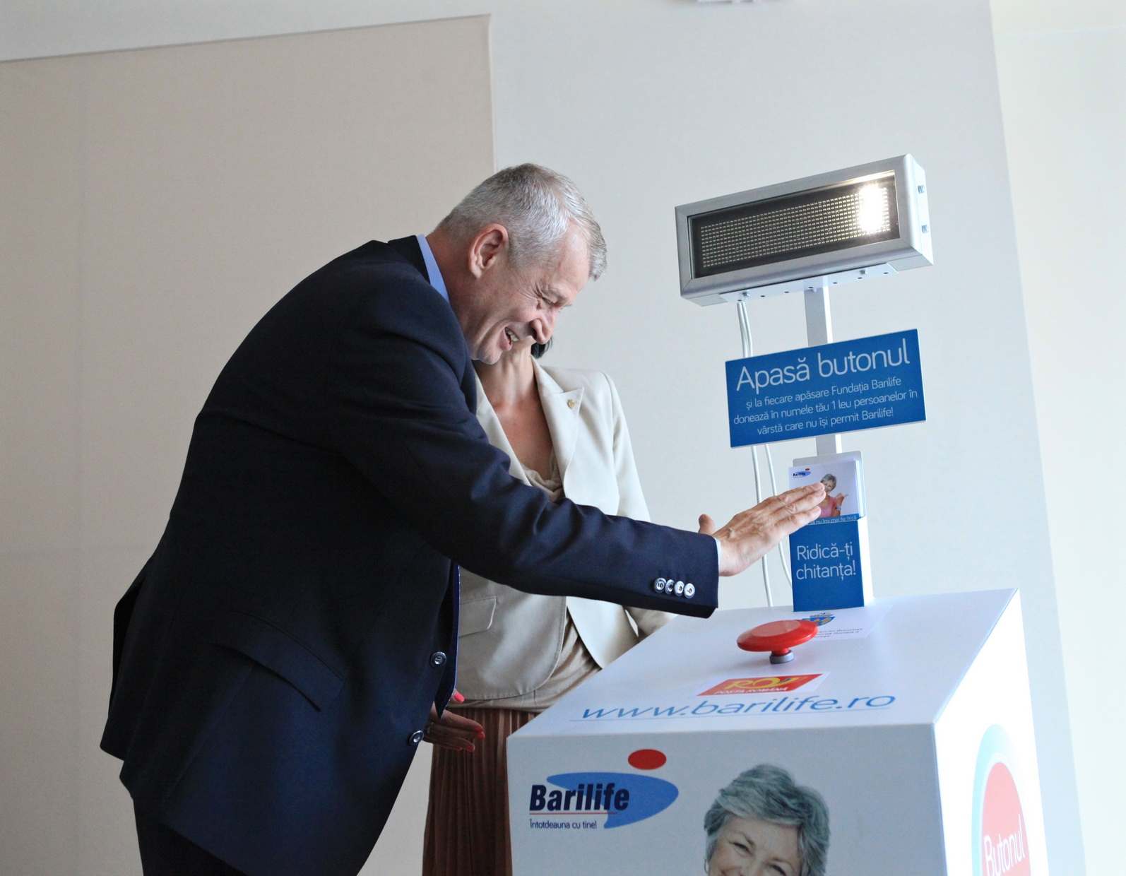 Batranii singuri din Capitala vor primi o bratara "minune". Vezi despre ...