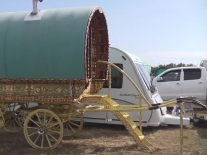 Asa arata interiorul unei carute de tigani! Parca e o mica opera de ...