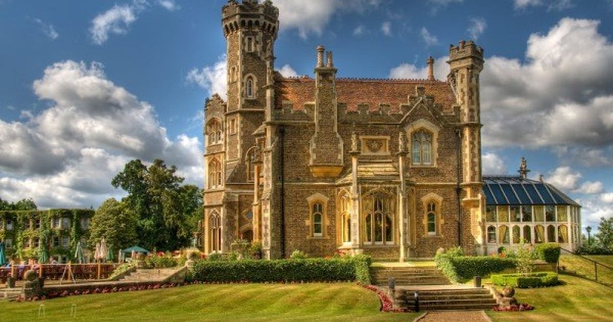 Casa groazei in care s-a filmat DRACULA a fost scoasa la vanzare! VEZI ...