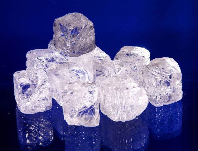 4 tratamente cu cuburi de gheata! Efectul? Ten stralucitor si odihnit ...