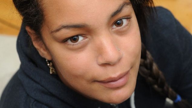 A refuzat un baiat si s-a ales cu fata desfigurata! O tanara a avut ...