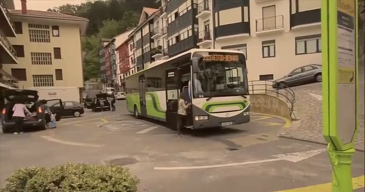 VIDEO Cel mai tare sofer de autobuz! Uite cum a parcat masina si a ...