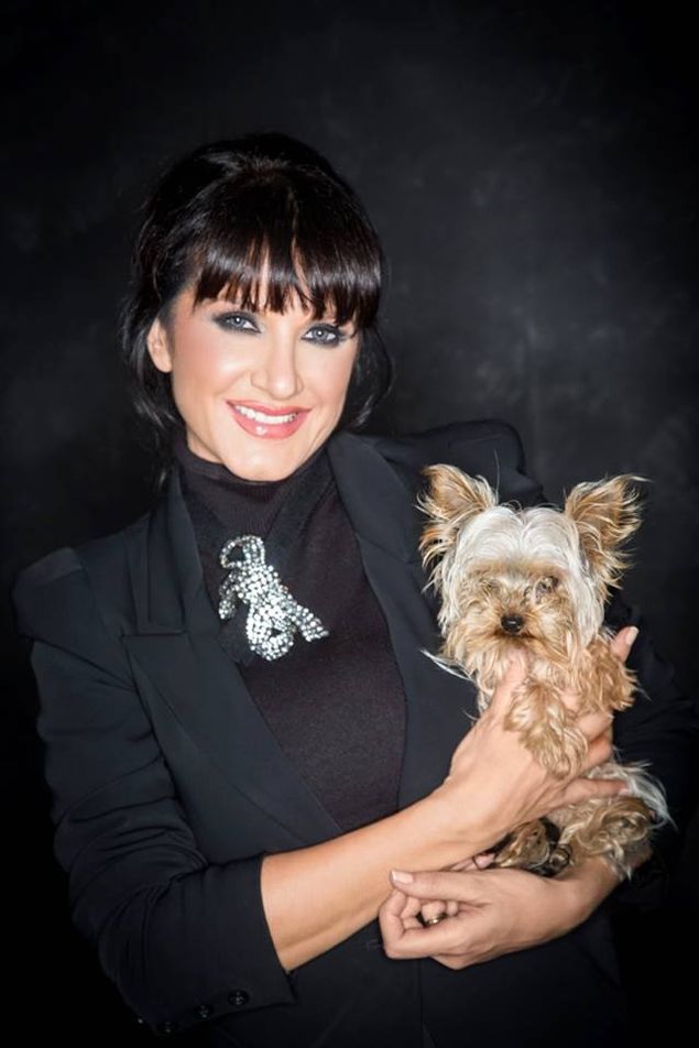 Uite-o pe nevasta lui Gino Iorgulescu, doctor psiholog, cum calareste ...