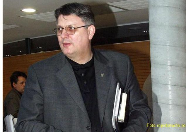 Uite-o pe nevasta lui Gino Iorgulescu, doctor psiholog, cum calareste ...