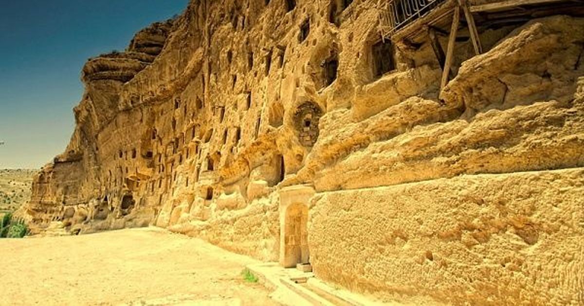 Satul vertical din Turcia sapat in stanca, stramosul blocurilor de ...