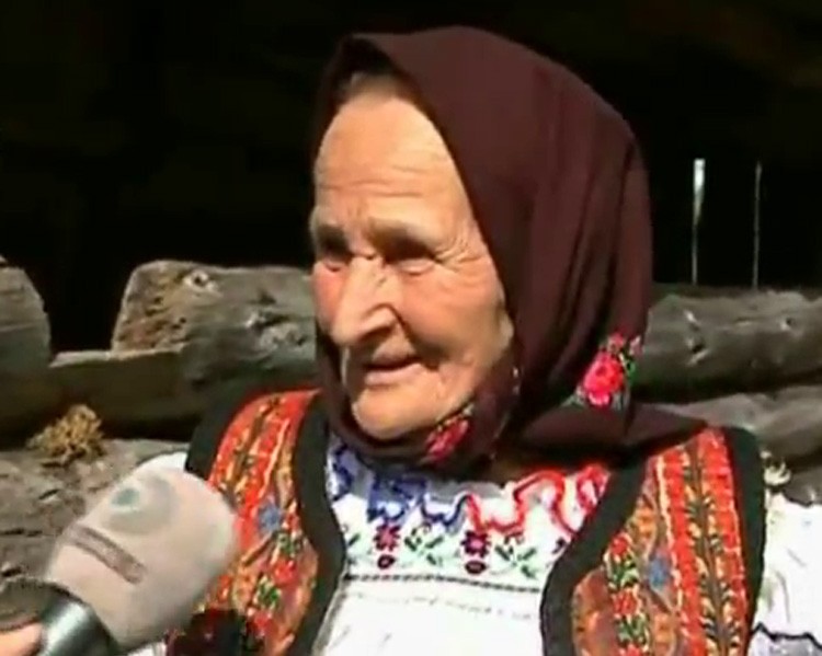 Batrana care traieste de 50 de ani in munti! La 80 de ani, isi ducea ...