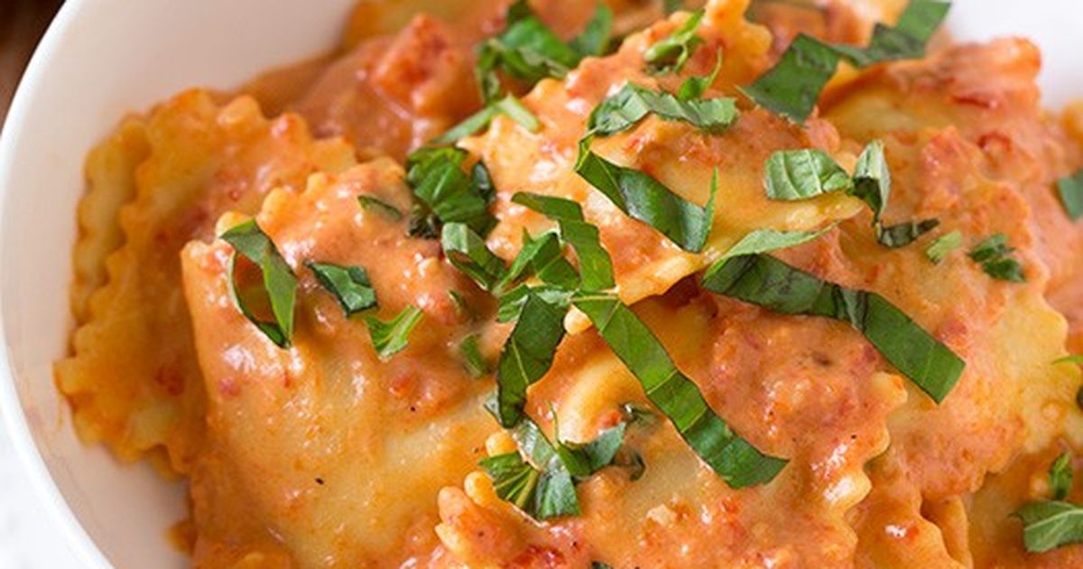 Trebuie sa incerci aceasta reteta! Prepara ravioli cu sos de smantana ...