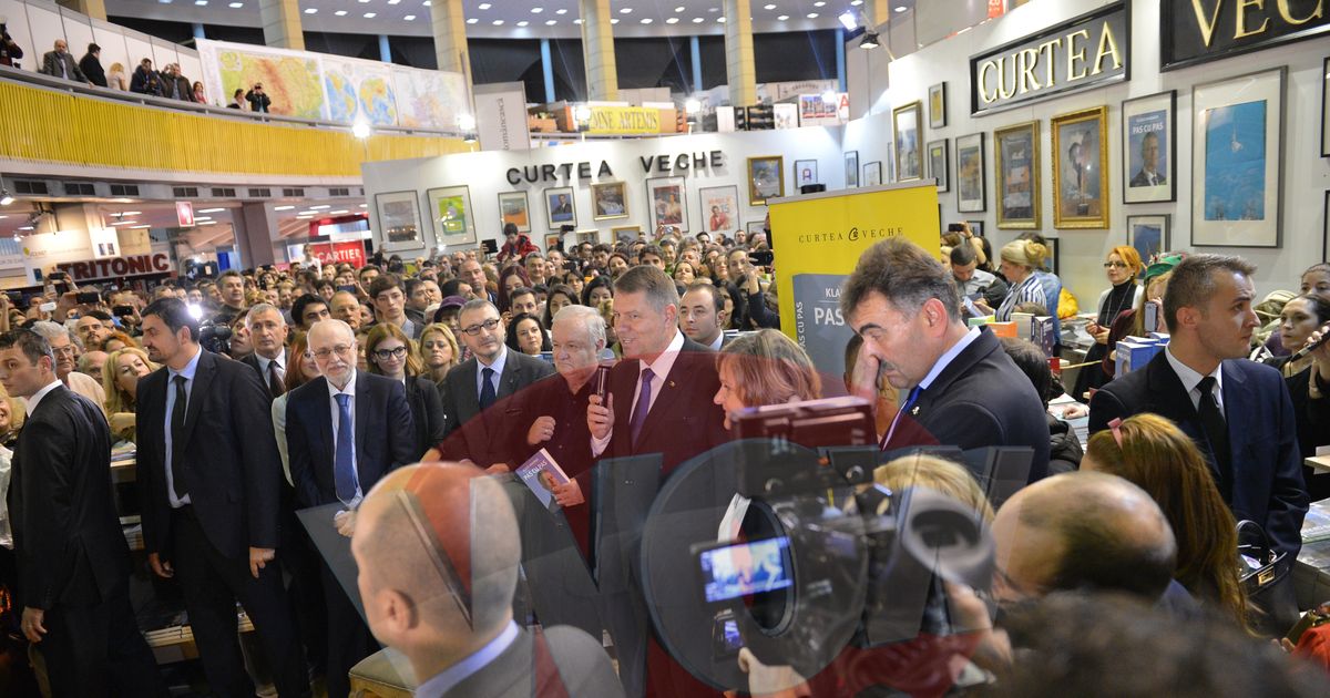 FOTO Cat de mult a imbatranit Cristian Topescu! Marele comentator a ...