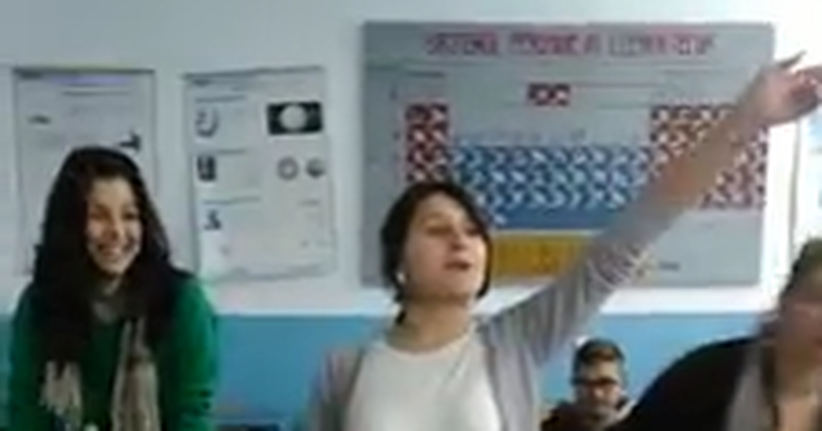 VIDEO Pustoaicele astea de liceu canta "Astazi s-a nascut Hristos" pe ...