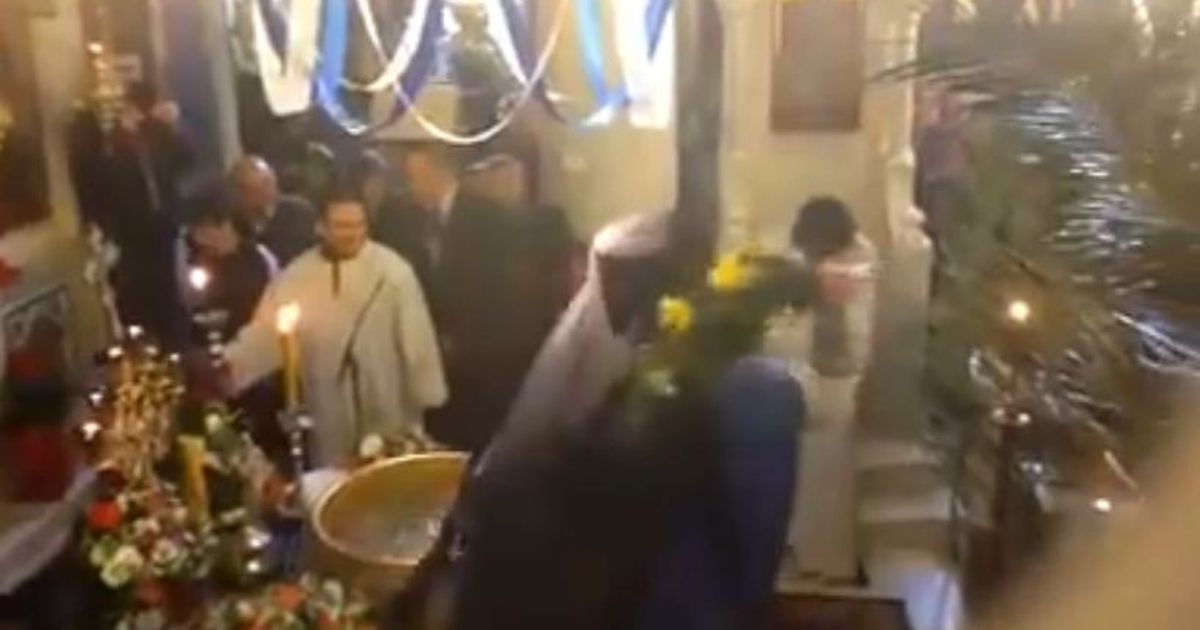 Un preot ortodox le face dus cu apa sfintita enoriasilor de boboteaza ...