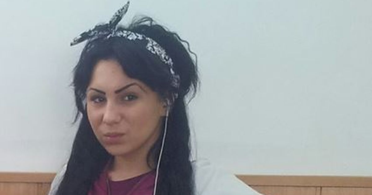 Ea a e fraiera care "a vrut sa faca o poza, da' din pacate a apasat pe ...