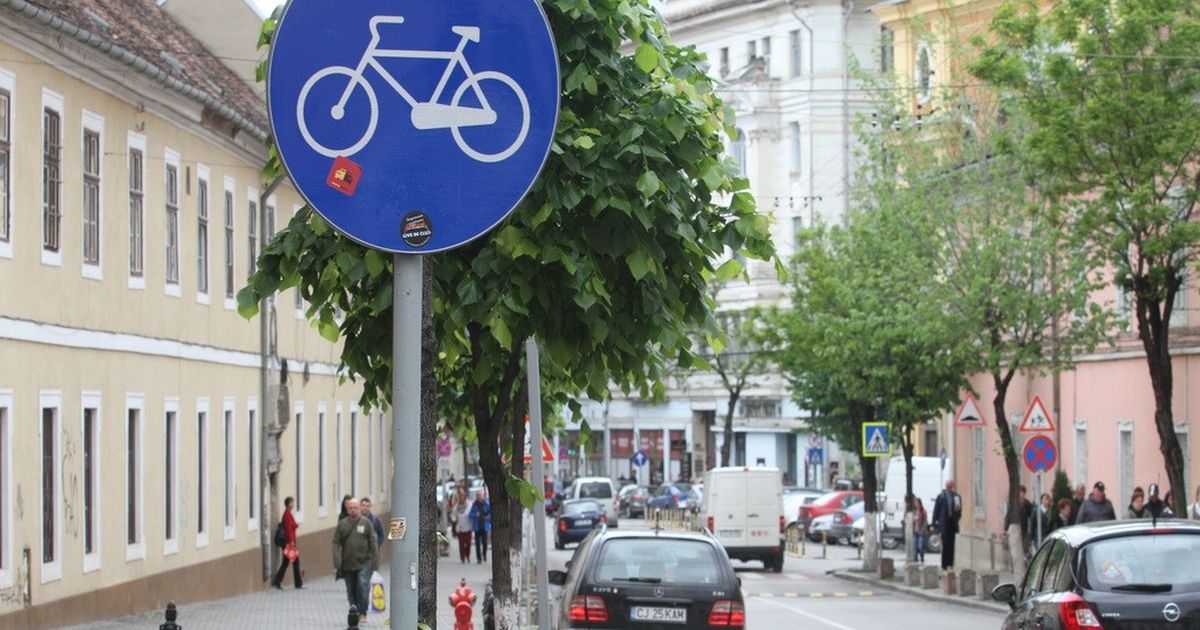 Incredibil! Ce indicator rutier a aparut langa o scoala: "Accelerati ...