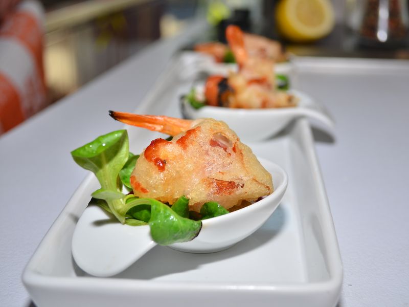 Video exclusiv! WOW Kitchen cu Petru Buiuca: Creveti inveliti in bacon ...