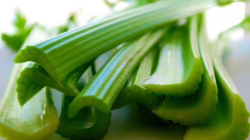 Mananca tulpina de telina! Uite cate beneficii are pentru sanatatea ta ...