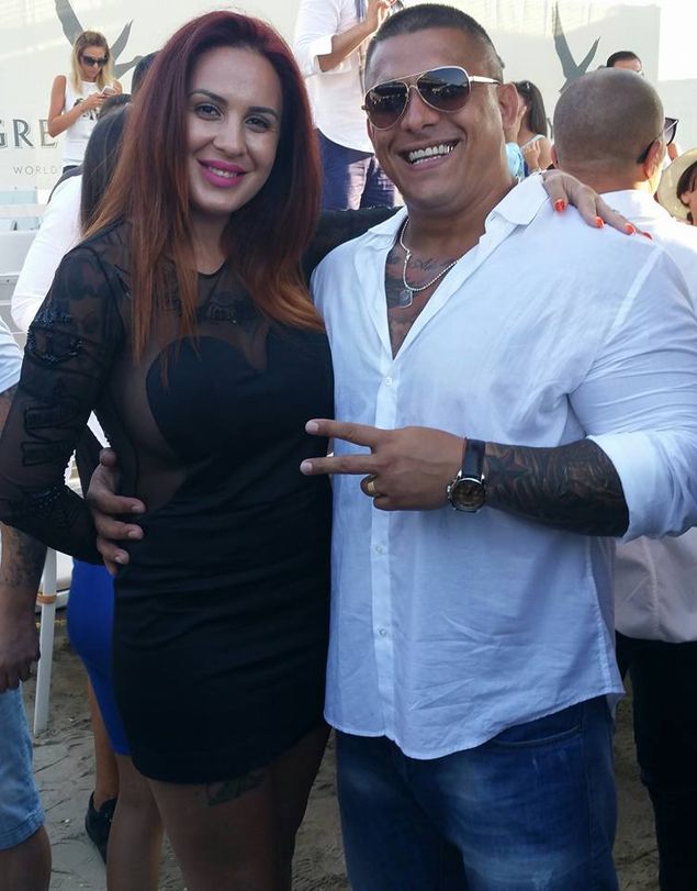 Sotia lui Corduneanu, super-decoltata intr-un club de fite din Mamaia ...