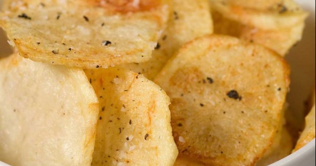 Cum faci acasa chips-uri sanatoase. Sunt gata in cateva minute - WOWbiz.ro