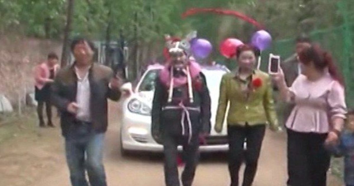 Ireal! Un barbat a fost umilit pe ulita satului in care locuieste! A ...