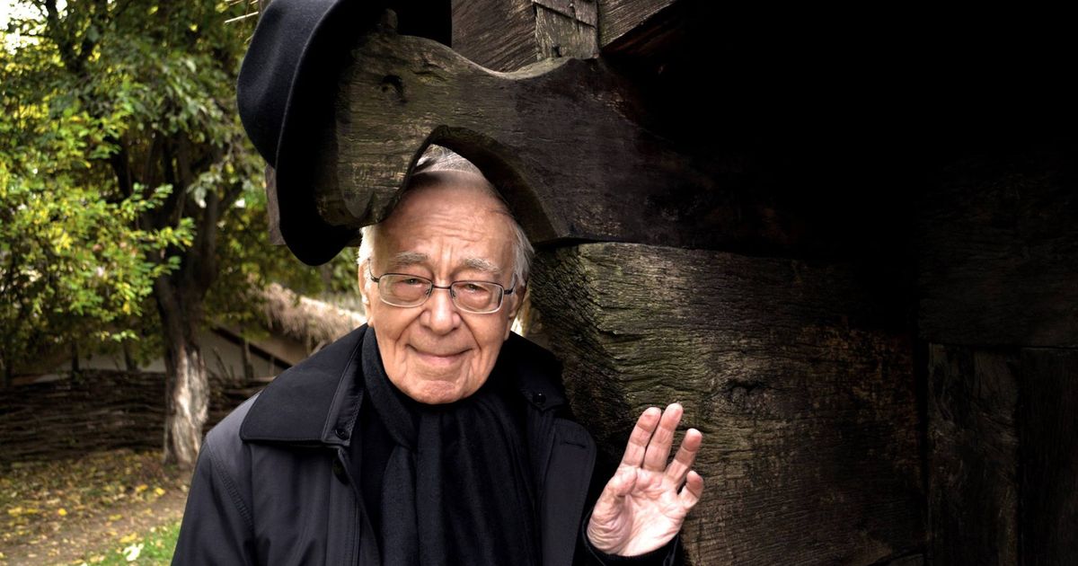 La 100 de ani, impliniti ieri, un mare scriitor roman, e pasionat de ...