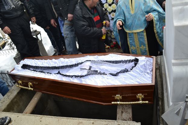 Ce sa nu mai faci niciodata la inmormantari. Ritualul pagan pe care il ...