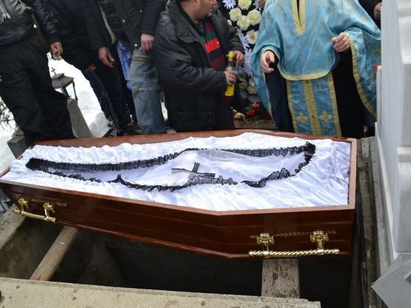 Ce sa nu mai faci niciodata la inmormantari. Ritualul pagan pe care il ...