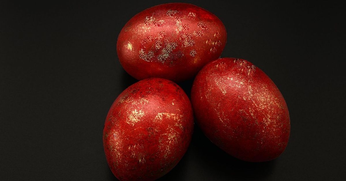 Trucuri utile de Paste! Cum sa cureti foarte usor ouale rosii - WOWBiz