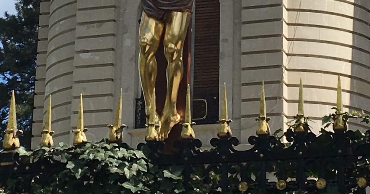 Povestea crucifixului de 5 metri de la Palatul lui Becali - WOWBiz