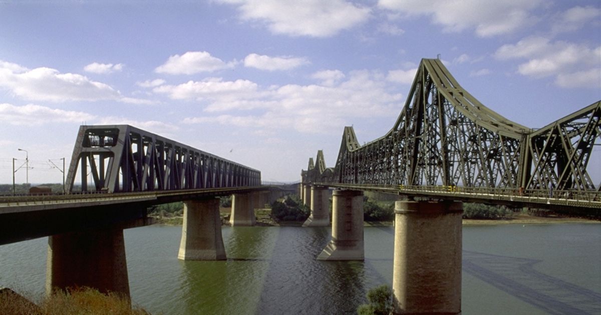 O tanara de 18 ani s-a aruncat de pe pod la Cernavoda - WOWBiz