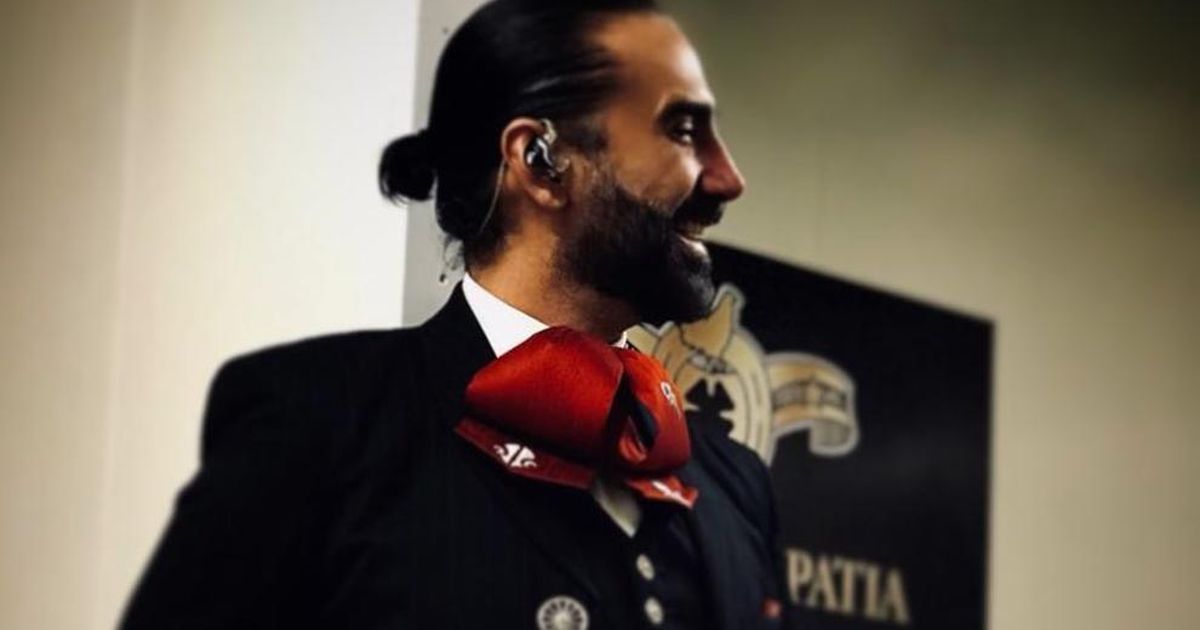 N-a avut pic de jenă! Un artist celebru, beat pe scenă, în faţa ...