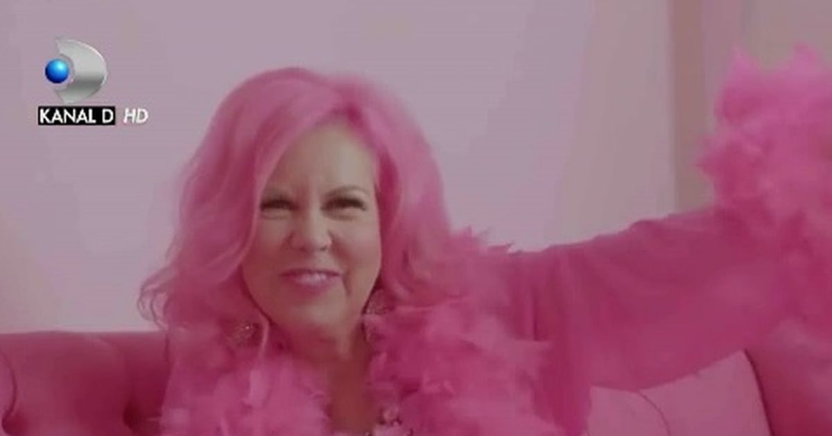 Ea este femeia care a facut o obsesie pentru culoarea ROZ. Are 54 de ...