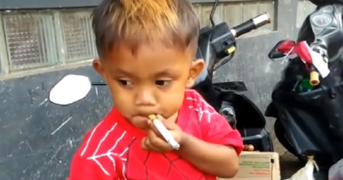 Are doi ani, dar fumeaza 40 de tigari pe zi! - WOWBiz