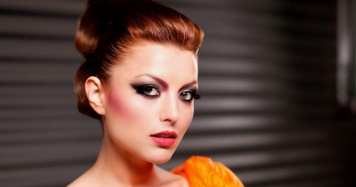 Vezi ce obiecte nu ii lipsesc niciodata Elenei Gheorghe din geanta cand ...