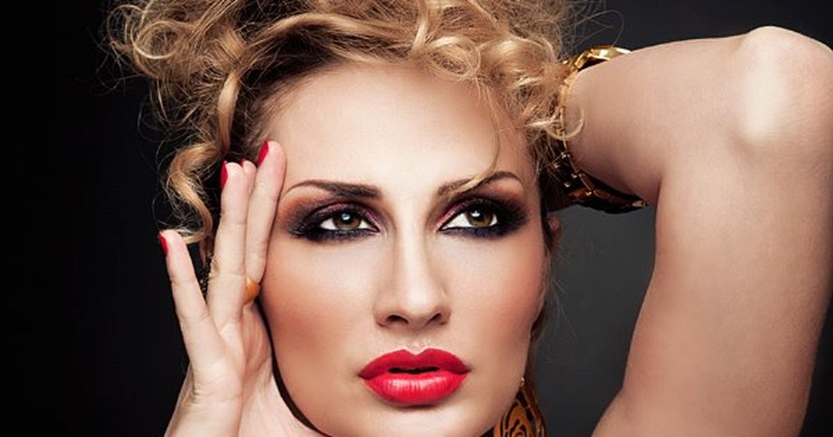 WOWbiz.ro a aflat pe ce suma canta Julia Jianu de Revelion! Ia 3000 de ...