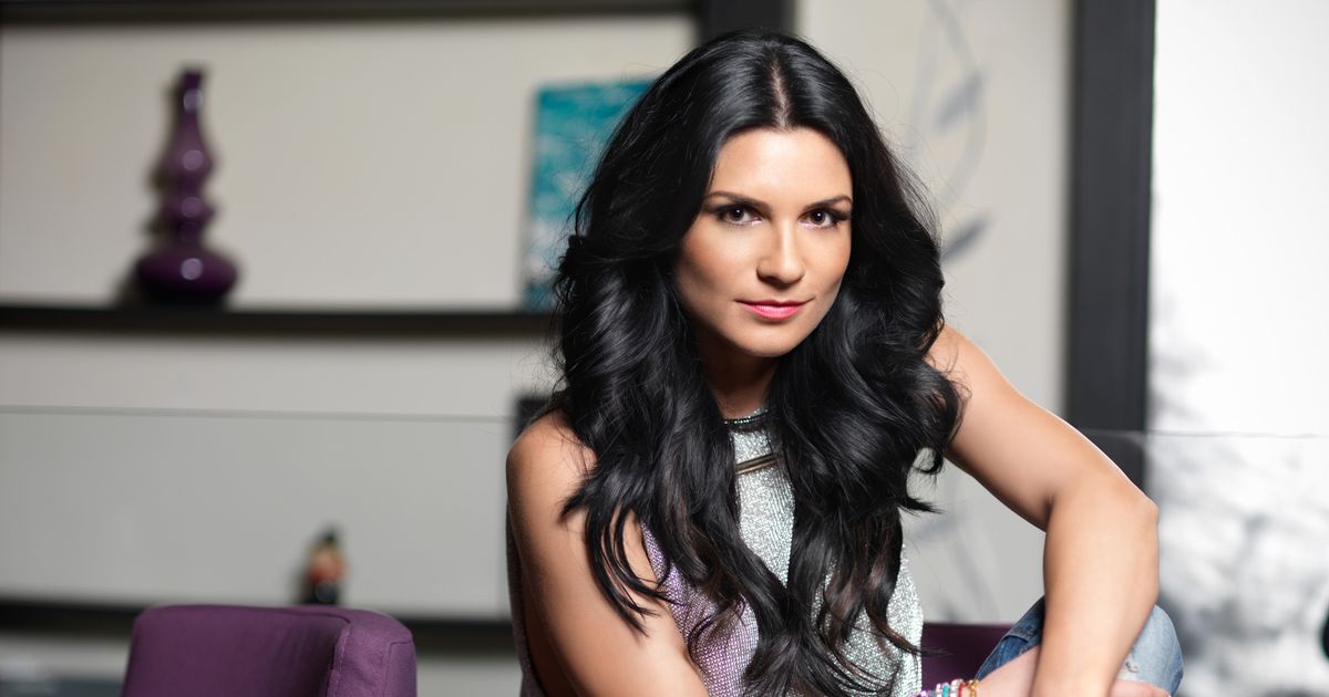 Ellie White poarta masca chirurgicala prin casa pentru a-si proteja ...