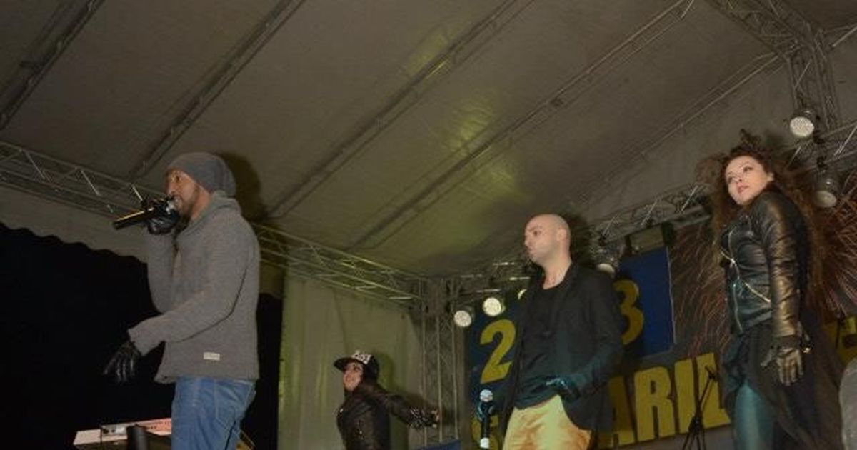 Lui Andrei de la Alb Negru i-a inghetat chelia pe scena! Trupa a ...