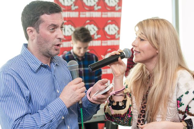 De 8 Martie, Corina si Dezbracatu au cantat live la Kiss FM, legati cu ...