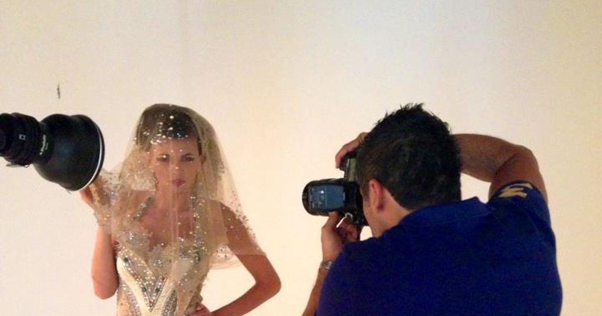 Ramona Gabor isi iubeste munca! Uite in ce rochie de mireasa s-a pozat - WOWBiz