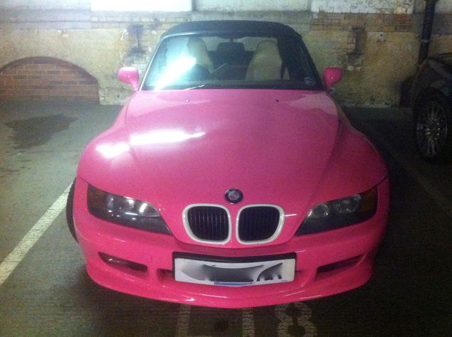 Incredibil! Afla cum a fost momita Jojo cu un BMW roz pentru o noapte ...