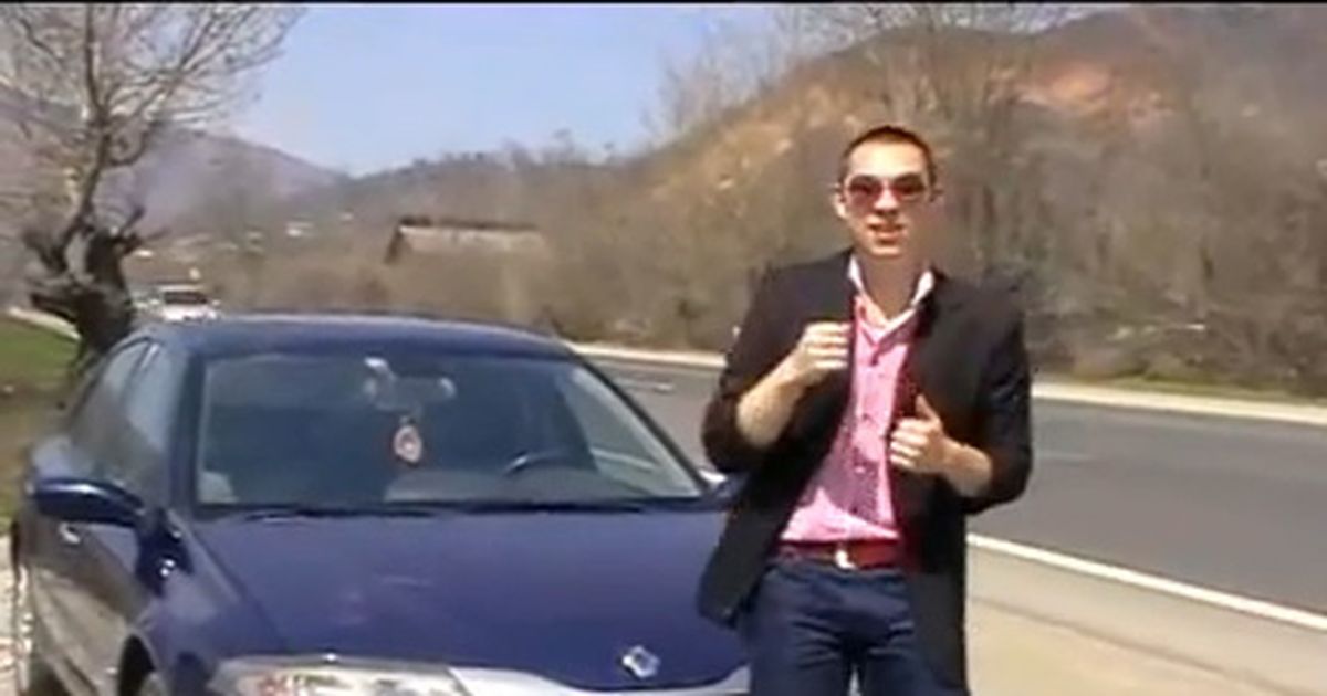 Cel mai distrus cantaret cocalar de pe net! Si-a pus la masina numarul ...