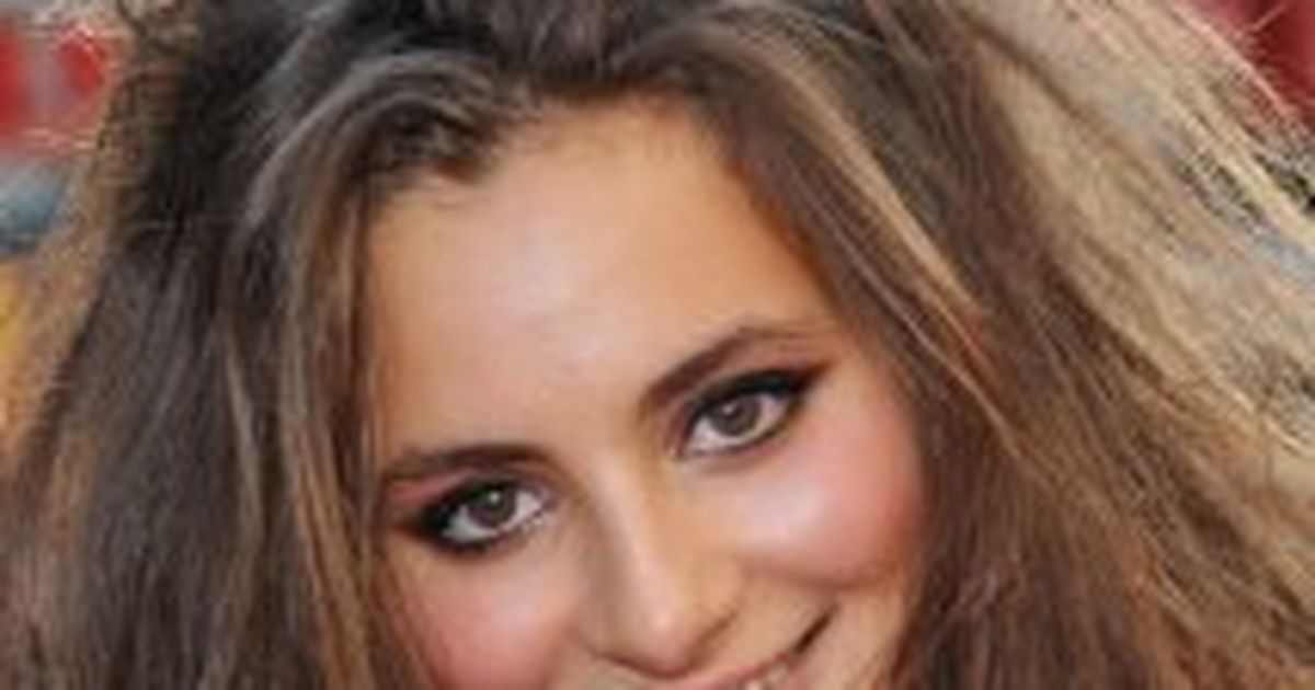 Tatal ei este unul dintre cei mai cunoscuti actori de comedie, insa e ...