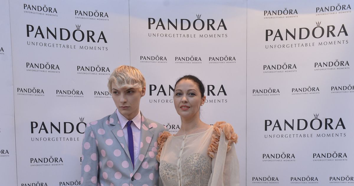 Razvan Firea, sustinut de mama in moda! - WOWBiz