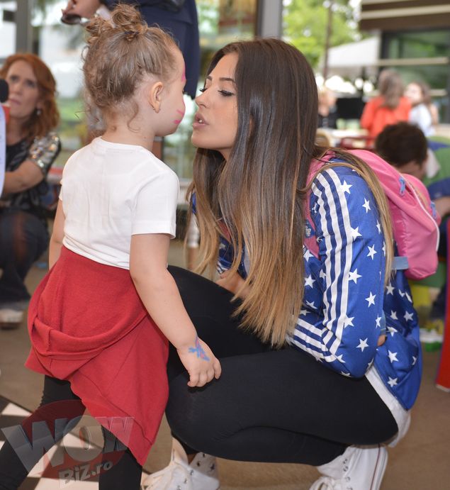 Antonia a dansat cu fiica sa la o petrecere pentru pici. Vezi aici ce ...